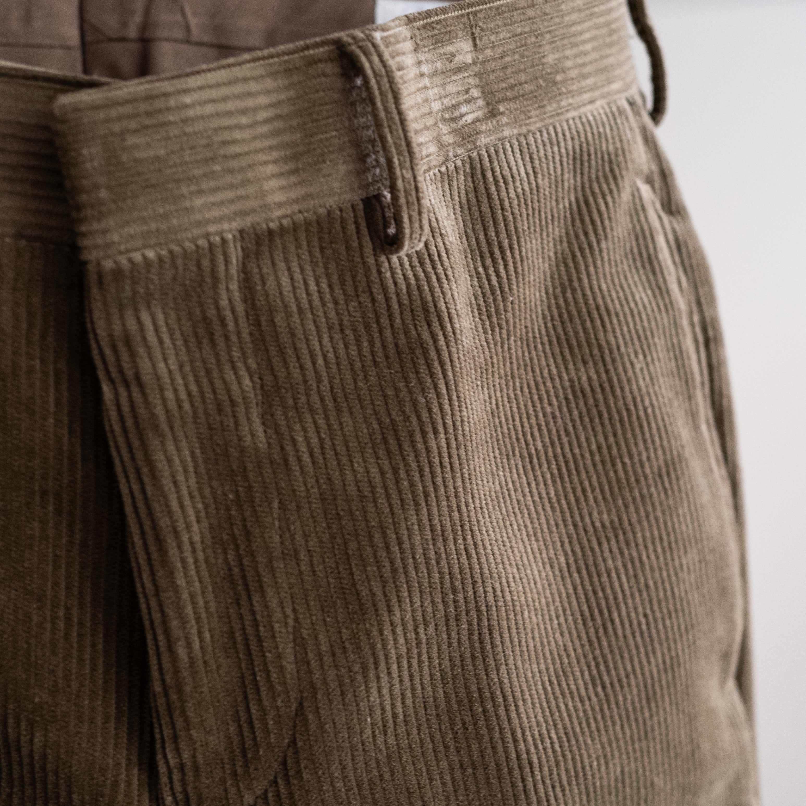 CORDUROY PIPED STEM PANTS – ABOUT